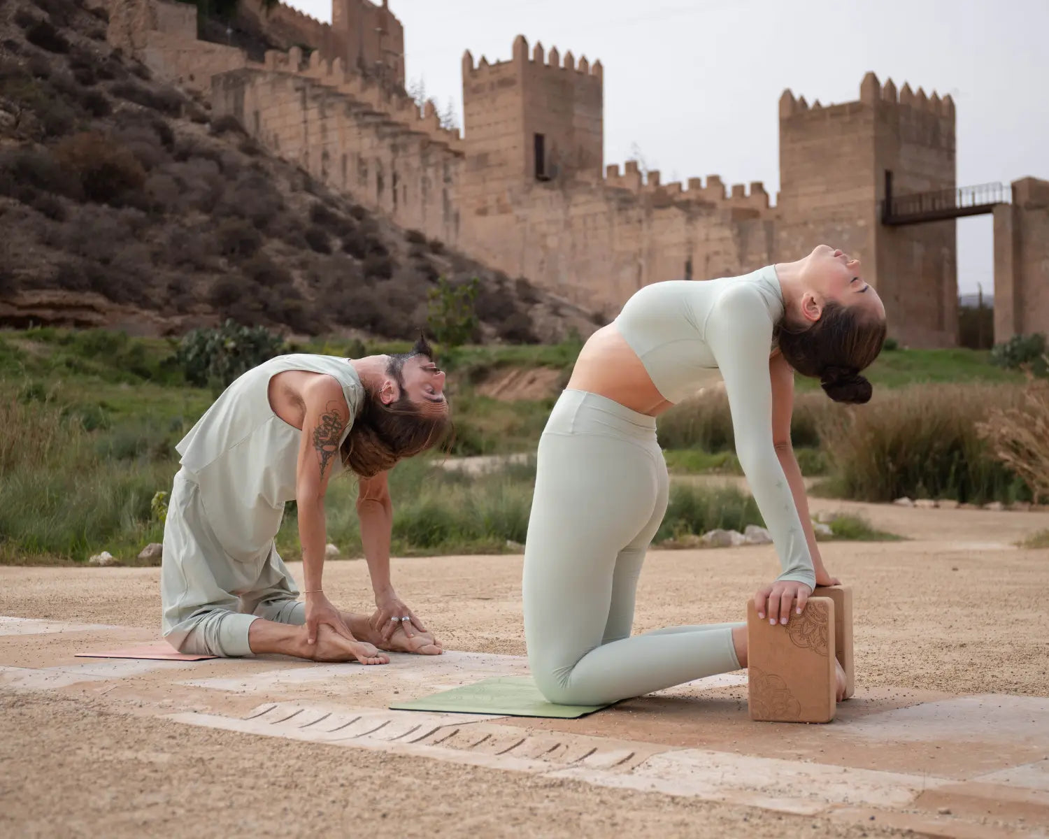 【Postura del Camello: Cómo Hacerla Fácil y Beneficios 2024】 – Yogimi